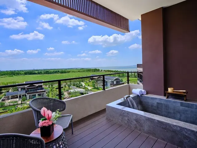 Туры в отель HUALUXE Suzhou Bay Hot Spring Resort by IHG 2*, Китай, Уси ...